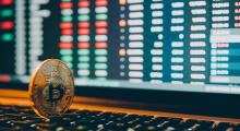 Manhã cripto: Bitcoin (BTC) segue bolsas dos EUA e se segura acima de US$ 30 mil