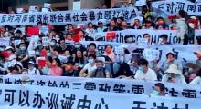 Bancos congelam saques em província da China e população faz protesto violento; veja vídeo
