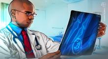 Não é conselho médico: Bitcoiner implanta chip Lightning para fazer pagamentos de BTC com a mão