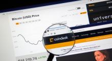Empresa financiada pela Binance pode comprar portal CoinDesk; criador da Cardano também está na briga