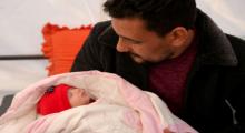 Syrische Familie nimmt Baby auf, das unter Erdbebentrümmern geboren wurde