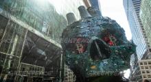 Greenpeace leva ‘Caveira de Satoshi’ para passear nas ruas de NY, mas muda o tom de seu discurso