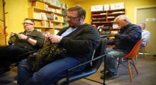 US-Männer lösen Stereotypen durch Stricken auf