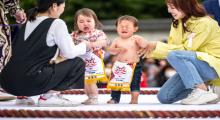 Japans „Crying Baby Sumo“-Festival kehrt nach der Pandemie zurück
