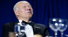„Ich nenne es gewürzt“: Biden lacht über Altersgags beim Comedy-Roast