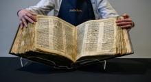 Die älteste nahezu vollständige hebräische Bibel der Welt wird für 38 Millionen US-Dollar verkauft