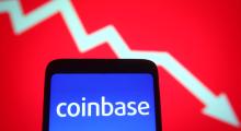 Agência de classificação de crédito rebaixa ações da Coinbase (COIN)