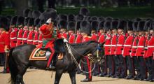 König Karl III. sattelt zur Geburtstagsparade
