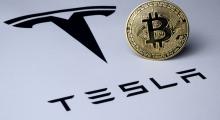 Tesla mantém pagamento com Bitcoin e Dogecoin escondido em código-fonte