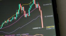 Manhã Cripto: Bitcoin cai abaixo de US$ 26 mil e perde 11% na semana; Presidente de CPI quer lei para segregação de criptomoedas