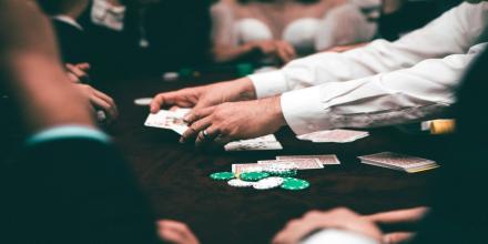 Cassino de criptomoedas desiste de criar corretora por medo de reguladores