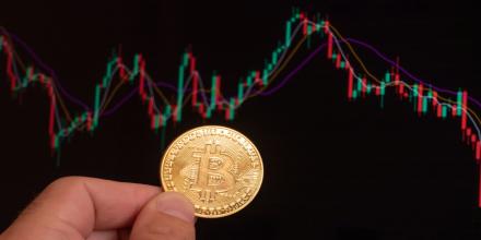 Manhã Cripto: Bitcoin (BTC) recua 1,2% com tensão geopolítica; CPI das Pirâmides vota hoje relatório final