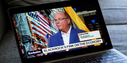 CEO da BlackRock diz que alta do Bitcoin com boatos de ETF prova “interesse reprimido em criptomoedas”