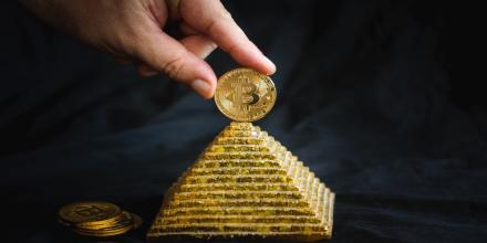 Brasileiro pega 5 anos de prisão por roubar R$ 690 mil através de pirâmide financeira com criptomoedas