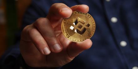 Manhã Cripto: SEC acusa Kraken de operar sem registro; BNB sobe 5% com expectativa de acordo entre Binance e reguladores