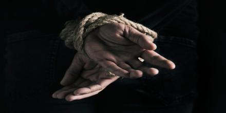 Casal é amarrado dentro de casa durante assalto e bandidos levam R$ 49 milhões em criptomoedas