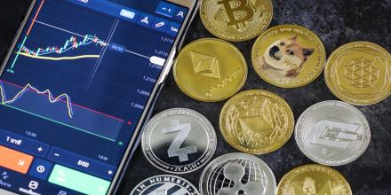Manhã Cripto: Bitcoin (BTC) reduz perdas após cair quase 8% e traders reforçam apostas em algumas altcoins