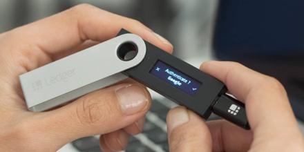 Carteira de criptomoedas Ledger é comprometida e alerta usuários: “não use nenhum aplicativo”