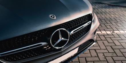 Mercedes-Benz apresenta galeria de NFTs e assistente de IA
