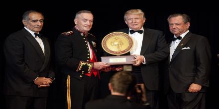 Trump vergleicht sich mit Elvis und erntet Spott für „Jailhouse Rock“-Scherze
