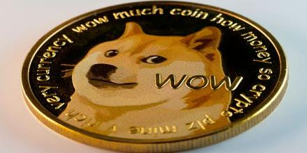 Analista prevê chegada de ETF de DOGE e memecoin sobe 20%