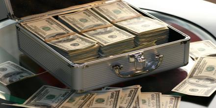 Zagadka rajdu ceny Bitcoina: Szalony miliarder z Kataru skupił 55 tys. BTC i nie zwalnia? Oto tajemniczy wieloryb 'Mr. 100′
