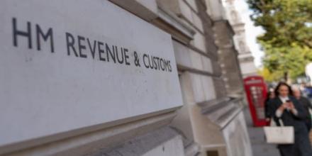 Jeremy Hunt weist die britische Steuerbehörde an, den Plan zur Reduzierung der Zahl der Hotlines rückgängig zu machen