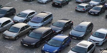 Zmiany dla kierowców z prawem jazdy kat. B. „Winne” samochody elektryczne. Nie wszyscy skorzystają