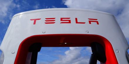 Tesla świętuje nowy kamień milowy, ale kolejny chiński rywal rzuca jej wyzwanie
