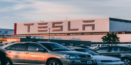 Electrek: Tesla zwolni ponad 14,000 pracowników. Tak kryzys trawi branżę elektryków
