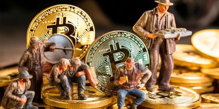 Ações de mineradoras de Bitcoin caem até 30% antes do halving