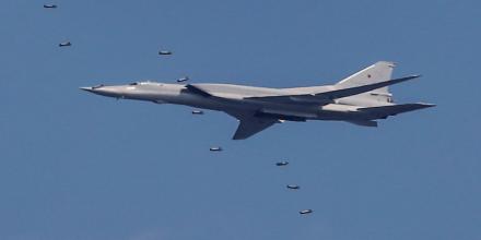 Die Ukraine schießt zum ersten Mal einen russischen strategischen Bomber ab