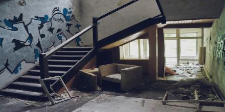 „Schulabriegelung endet tödlich: 14-jähriger Schüler stirbt in Frankreich“