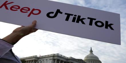 Po drugiej stronie lustra: TikTok pracuje nad klonem kodu portalu, w tle grożący jej zakaz