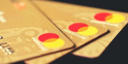Mastercard revolutioniert Kryptowährungstransaktionen: P2P-Pilotprogramm startet