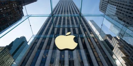 アップル、SiriにChatGPT導入へ 株価やAI関連仮想通貨銘柄下落