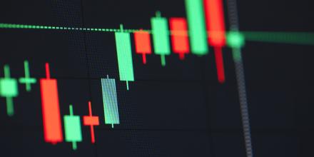 Analista indica 2 criptomoedas que mostram força mesmo na baixa