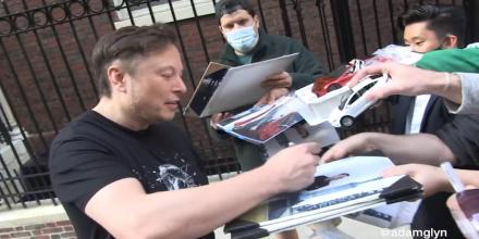Elon Musk volta com “olhos de laser” e pode fazer aparição surpresa em conferência de Bitcoin