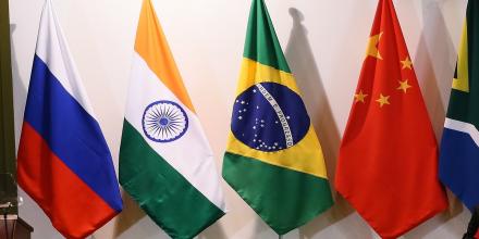 Sistema de pagamentos do BRICS será uma “bomba global”, diz senadora russa