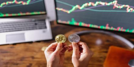 ETF-urile Bitcoin înregistrează a cincea zi consecutivă de intrări, în timp ce ETF-urile Ether continuă să aibă ieșiri