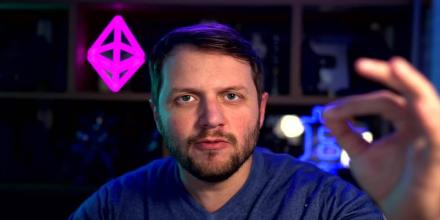 Augusto Backes xinga seguidor que comprou memecoin recomendada em seu canal no Youtube: “Vou dar um tapa na tua cara”