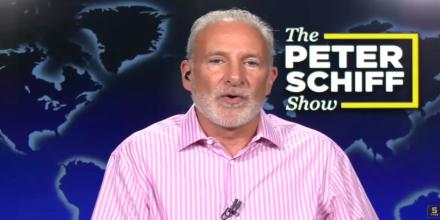 Preço do bitcoin fez topo triplo e deve cair para 15 mil dólares, diz Peter Schiff