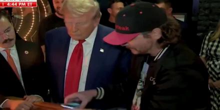Trump faz transação com Bitcoin pela primeira vez e compra hambúrguer em bar de Nova York