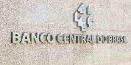 Banco Central do Brasil quer cobrar IOF em transferências de criptomoedas