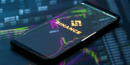 Binance remove dois pares, lista duas criptomoedas e sorteia 1 Bitcoin no jogo do botão
