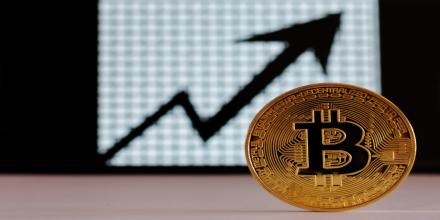 Bitcoin ajunge peste 80.000 de dolari după victoria lui Trump – analiștii spun „cumpărați totul acum!”