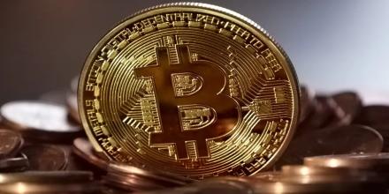 Биткойн преодолел отметку в $100 тыс. Почему эксперты говорят, что продавать сейчас преждевременно