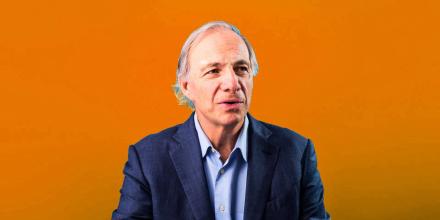 Ray Dalio pede que investidores comprem bitcoin e ouro e evitem ativos de dívidas