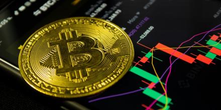 FOMC通過で仮想通貨相場など反発、米国州ではビットコイン準備金をめぐる動きが本格化