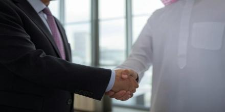 Groq asegura inversión de USD $1.500 millones de Arabia Saudita para infraestructura de IA